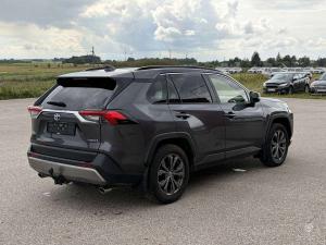 Grey Toyota RAV4 2023 in Ukmerge, with an engine capacity of 2.49 L and mileage of 149 thousand km for 25900 €, photo 4 on AUTOMOTO.COM.LV