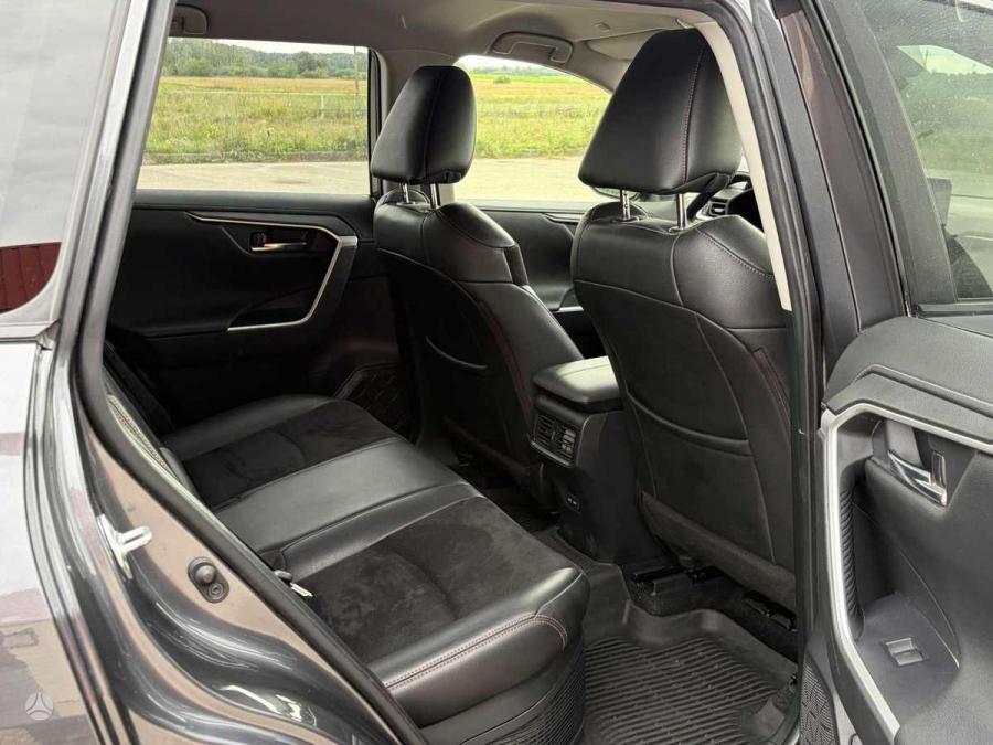 Grey Toyota RAV4 2023 in Ukmerge, with an engine capacity of 2.49 L and mileage of 149 thousand km for 25900 €, photo 6 on AUTOMOTO.COM.LV