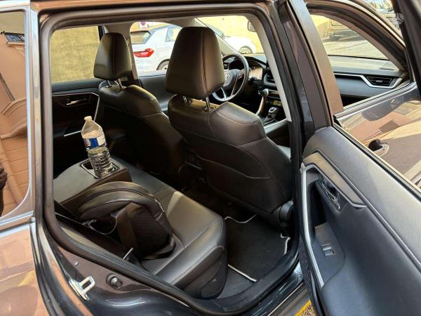 Pelēks Toyota RAV4 2023 Panevēža, ar dzinēja tilpumu 2.49 L un nobraukumu 175 tūkst. km par 25900 €, foto 9 vietnē AUTOMOTO.COM.LV