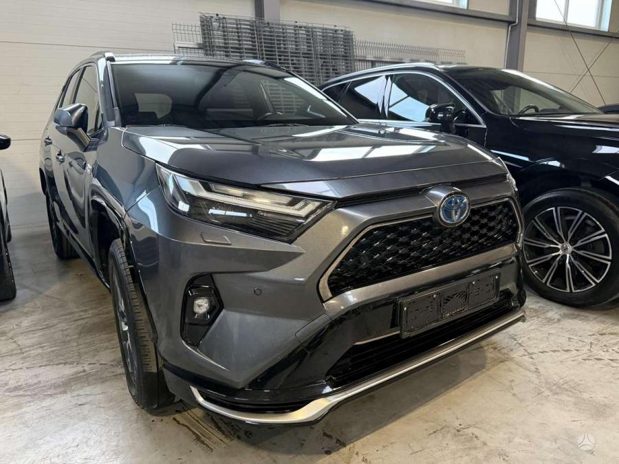 Grey Toyota RAV4 2023 in Vilnius, with an engine capacity of 2.49 L and mileage of 140 thousand km for 33999 €, photo 1 on AUTOMOTO.COM.LV