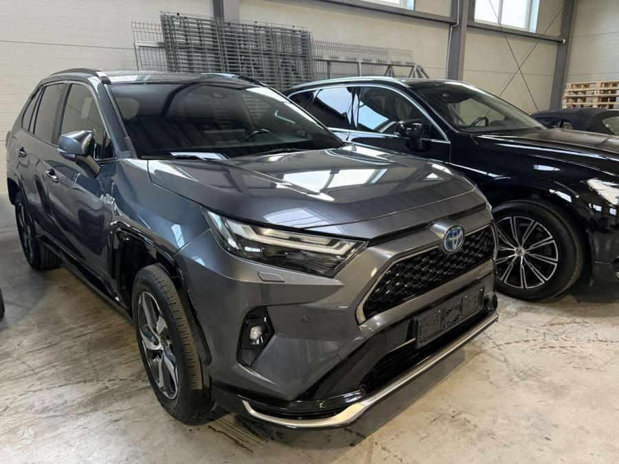 Grey Toyota RAV4 2023 in Vilnius, with an engine capacity of 2.49 L and mileage of 140 thousand km for 33999 €, photo 3 on AUTOMOTO.COM.LV