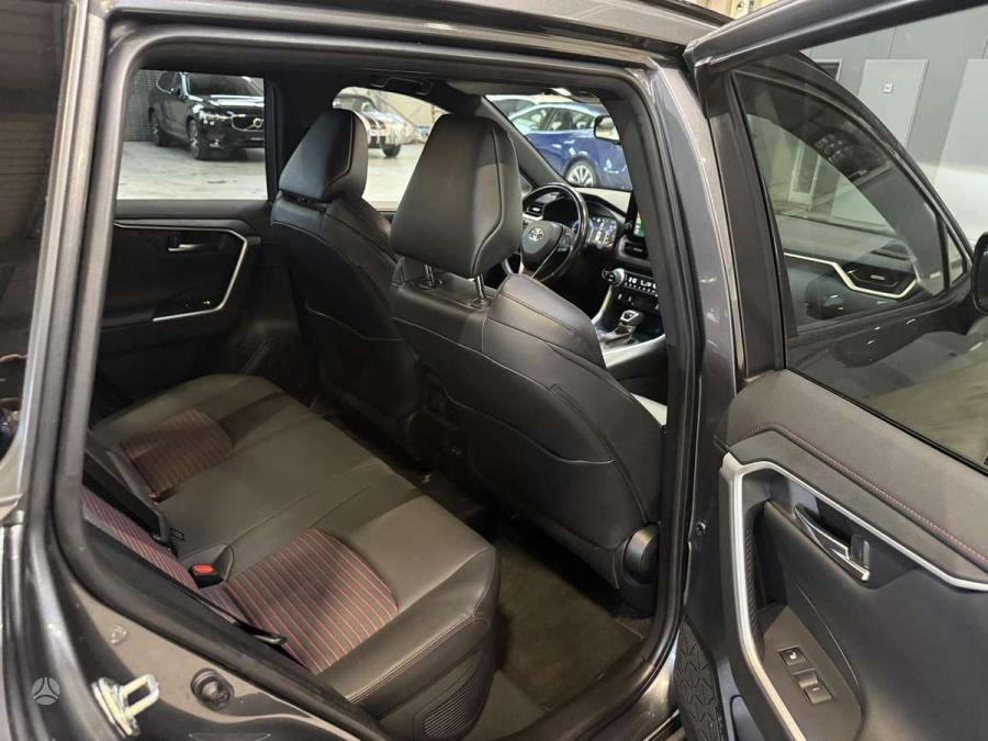 Grey Toyota RAV4 2023 in Vilnius, with an engine capacity of 2.49 L and mileage of 140 thousand km for 33999 €, photo 7 on AUTOMOTO.COM.LV