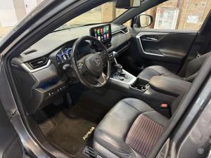 Grey Toyota RAV4 2023 in Vilnius, with an engine capacity of 2.49 L and mileage of 140 thousand km for 33999 €, photo 19 on AUTOMOTO.COM.LV
