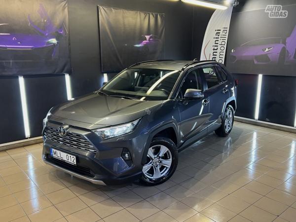 Pelēks Toyota RAV4 2023 Avižieniai, ar dzinēja tilpumu 2.00 L un nobraukumu 53 tūkst. km par 27950 €, foto 1 vietnē AUTOMOTO.COM.LV