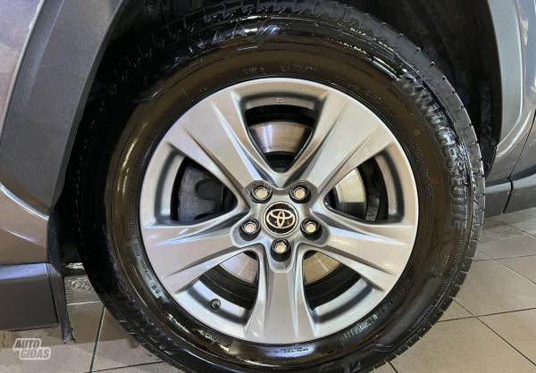 Pelēks Toyota RAV4 2023 Avižieniai, ar dzinēja tilpumu 2.00 L un nobraukumu 53 tūkst. km par 27950 €, foto 4 vietnē AUTOMOTO.COM.LV