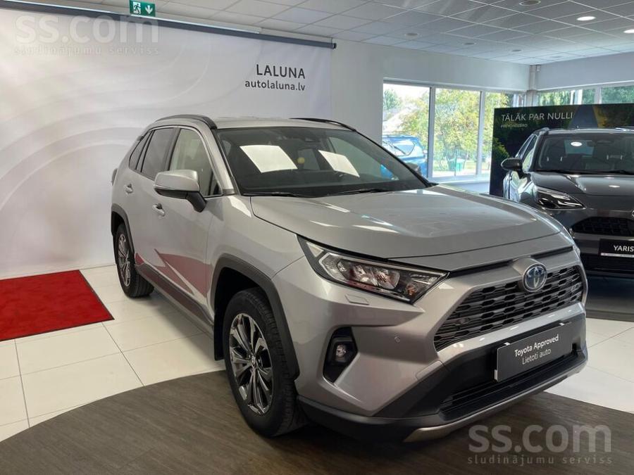 Grey Toyota RAV4 2023 in Jekabpils, with an engine capacity of 2.50 L and mileage of 112 thousand km for 32500 €, photo 3 on AUTOMOTO.COM.LV