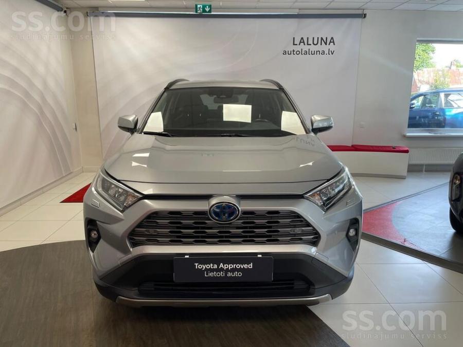Grey Toyota RAV4 2023 in Jekabpils, with an engine capacity of 2.50 L and mileage of 112 thousand km for 32500 €, photo 4 on AUTOMOTO.COM.LV