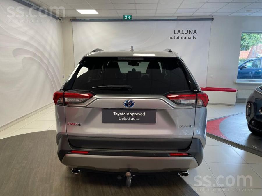 Grey Toyota RAV4 2023 in Jekabpils, with an engine capacity of 2.50 L and mileage of 112 thousand km for 32500 €, photo 7 on AUTOMOTO.COM.LV