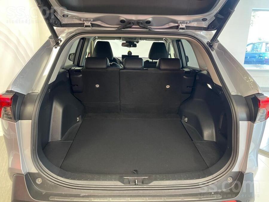 Grey Toyota RAV4 2023 in Jekabpils, with an engine capacity of 2.50 L and mileage of 112 thousand km for 32500 €, photo 9 on AUTOMOTO.COM.LV