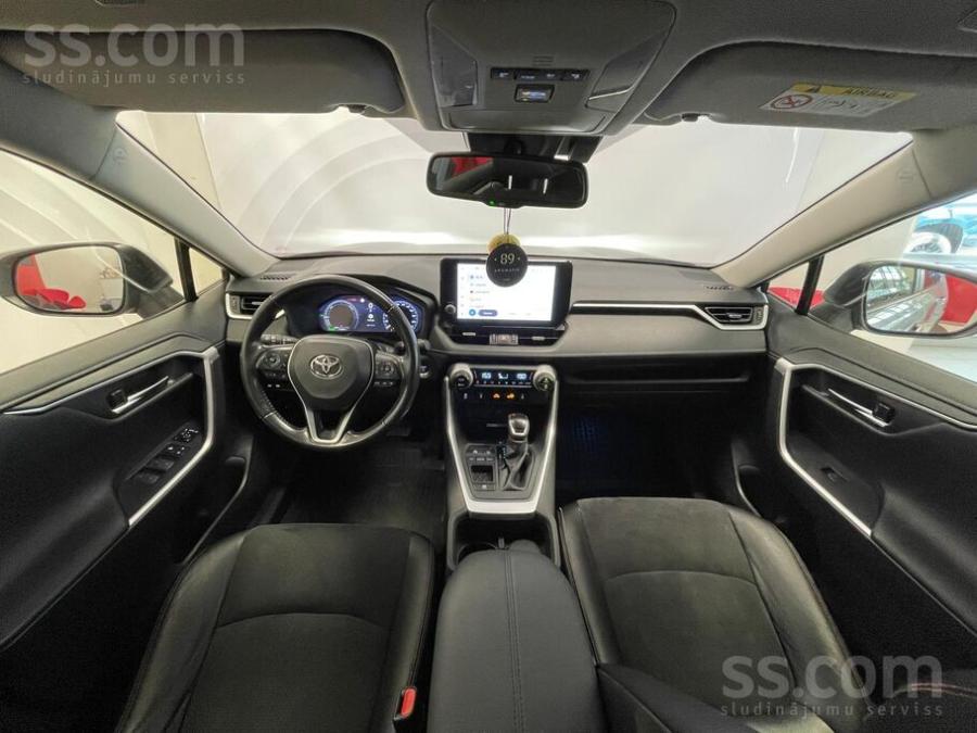 Grey Toyota RAV4 2023 in Jekabpils, with an engine capacity of 2.50 L and mileage of 112 thousand km for 32500 €, photo 12 on AUTOMOTO.COM.LV