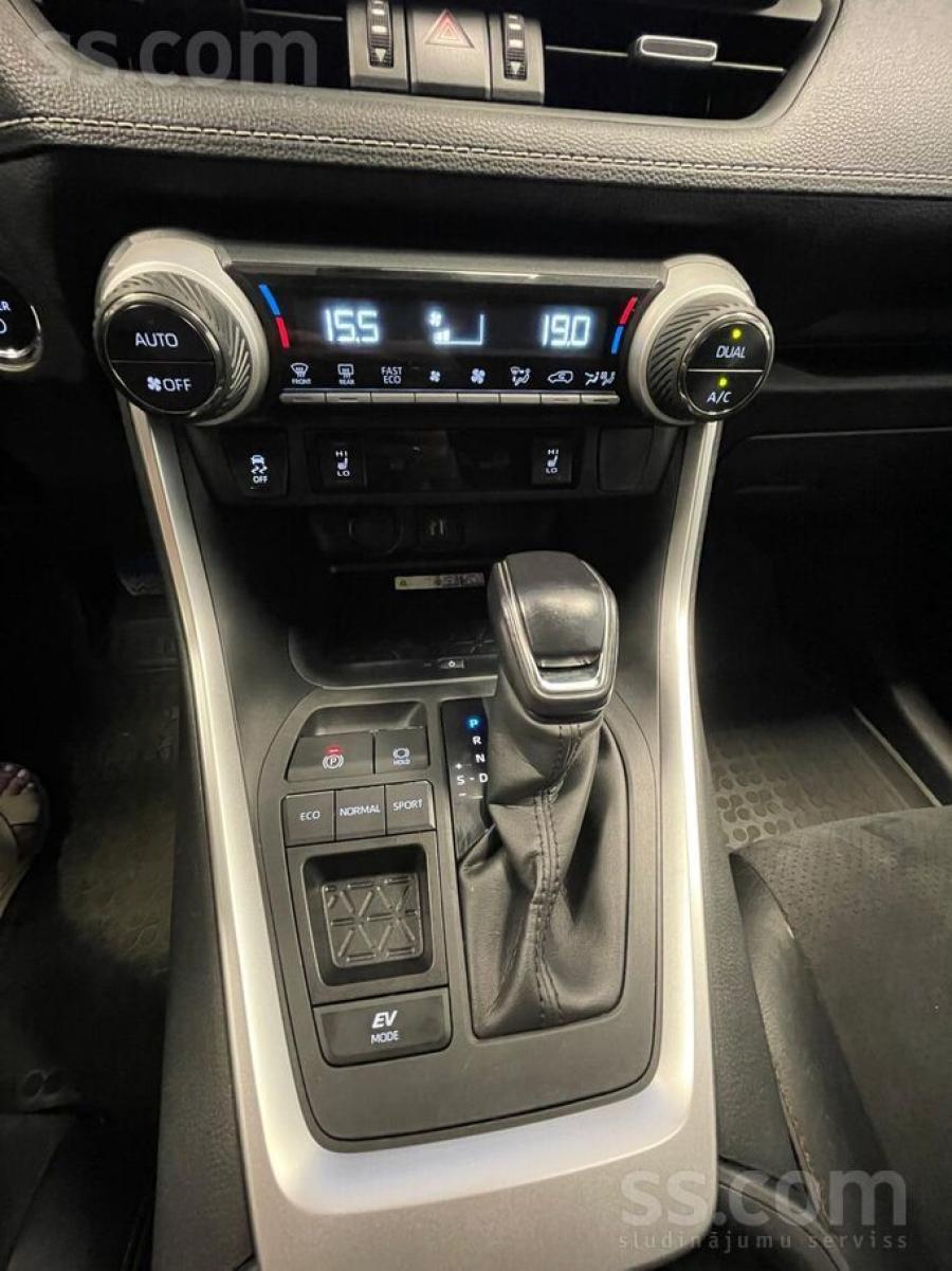 Grey Toyota RAV4 2023 in Jekabpils, with an engine capacity of 2.50 L and mileage of 112 thousand km for 32500 €, photo 16 on AUTOMOTO.COM.LV
