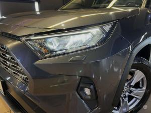 Pelēks Toyota RAV4 2023 Viļņa, ar dzinēja tilpumu 2.00 L un nobraukumu 53 tūkst. km par 27950 €, foto 4 vietnē AUTOMOTO.COM.LV