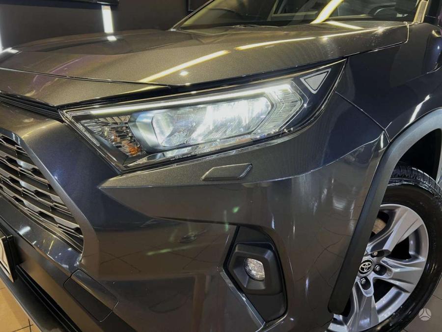 Pelēks Toyota RAV4 2023 Viļņa, ar dzinēja tilpumu 2.00 L un nobraukumu 53 tūkst. km par 27950 €, foto 4 vietnē AUTOMOTO.COM.LV