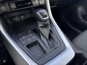 Pelēks Toyota RAV4 2023 Viļņa, ar dzinēja tilpumu 2.00 L un nobraukumu 53 tūkst. km par 27950 €, foto 26 vietnē AUTOMOTO.COM.LV