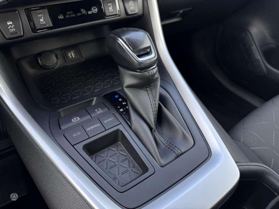 Pelēks Toyota RAV4 2023 Viļņa, ar dzinēja tilpumu 2.00 L un nobraukumu 53 tūkst. km par 27950 €, foto 26 vietnē AUTOMOTO.COM.LV