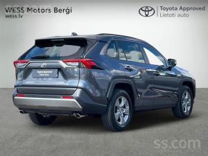 Grey Toyota RAV4 2023 in Riga, with an engine capacity of 2.00 L and mileage of 33 thousand km for 31990 €, photo 3 on AUTOMOTO.COM.LV