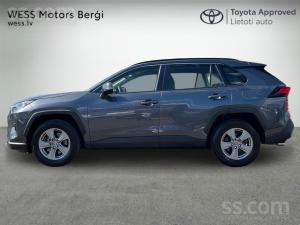 Grey Toyota RAV4 2023 in Riga, with an engine capacity of 2.00 L and mileage of 33 thousand km for 31990 €, photo 4 on AUTOMOTO.COM.LV