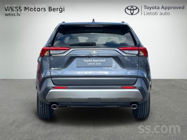 Grey Toyota RAV4 2023 in Riga, with an engine capacity of 2.00 L and mileage of 33 thousand km for 31990 €, photo 4 on AUTOMOTO.COM.LV