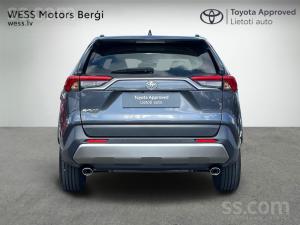 Grey Toyota RAV4 2023 in Riga, with an engine capacity of 2.00 L and mileage of 33 thousand km for 31990 €, photo 5 on AUTOMOTO.COM.LV