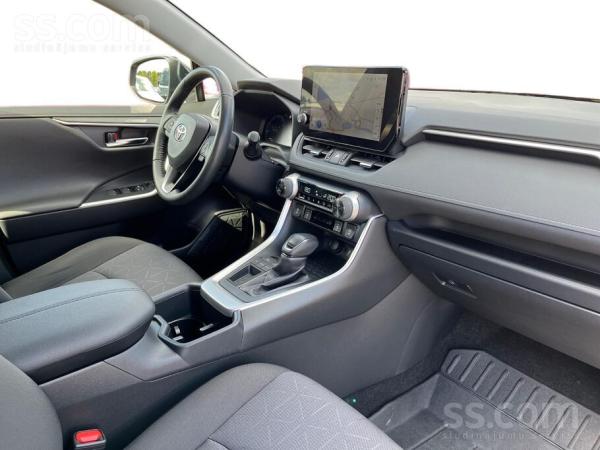 Grey Toyota RAV4 2023 in Riga, with an engine capacity of 2.00 L and mileage of 33 thousand km for 31990 €, photo 6 on AUTOMOTO.COM.LV