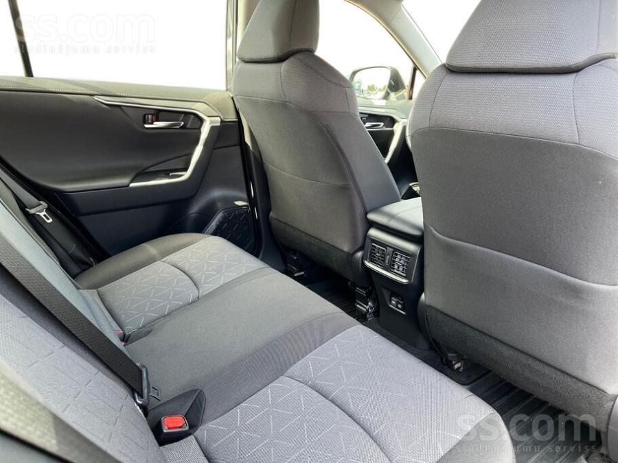 Grey Toyota RAV4 2023 in Riga, with an engine capacity of 2.00 L and mileage of 33 thousand km for 31990 €, photo 8 on AUTOMOTO.COM.LV