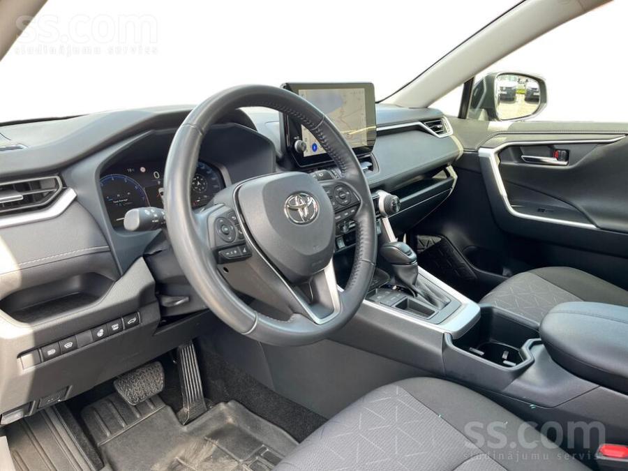 Grey Toyota RAV4 2023 in Riga, with an engine capacity of 2.00 L and mileage of 33 thousand km for 31990 €, photo 12 on AUTOMOTO.COM.LV
