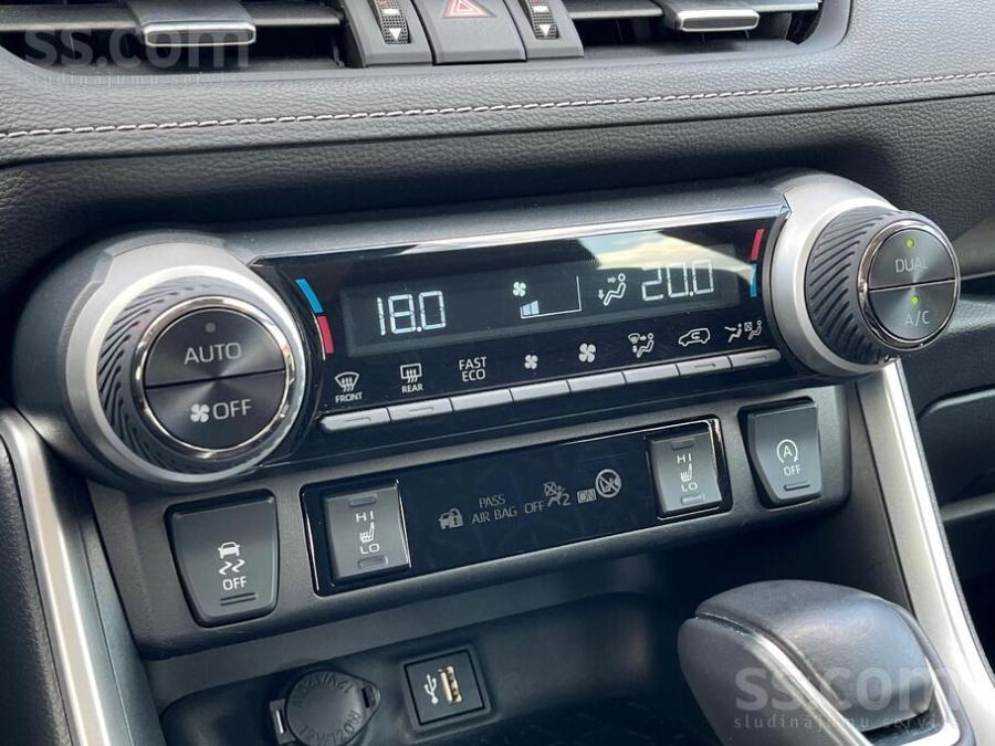 Grey Toyota RAV4 2023 in Riga, with an engine capacity of 2.00 L and mileage of 33 thousand km for 31990 €, photo 16 on AUTOMOTO.COM.LV