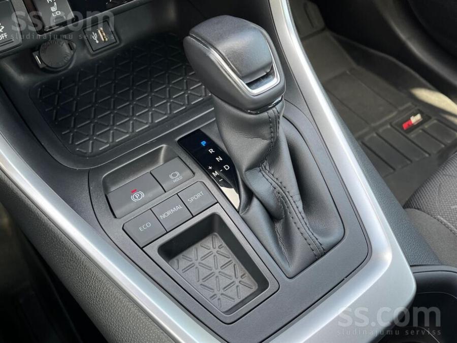 Grey Toyota RAV4 2023 in Riga, with an engine capacity of 2.00 L and mileage of 33 thousand km for 31990 €, photo 17 on AUTOMOTO.COM.LV