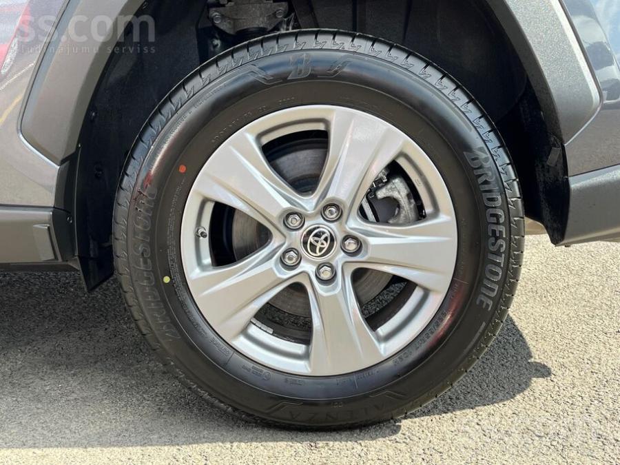 Grey Toyota RAV4 2023 in Riga, with an engine capacity of 2.00 L and mileage of 33 thousand km for 31990 €, photo 23 on AUTOMOTO.COM.LV
