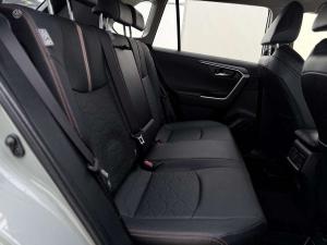 Pelēks Toyota RAV4 2023 Viļņa, ar dzinēja tilpumu 2.49 L un nobraukumu 45 tūkst. km par 35990 €, foto 15 vietnē AUTOMOTO.COM.LV