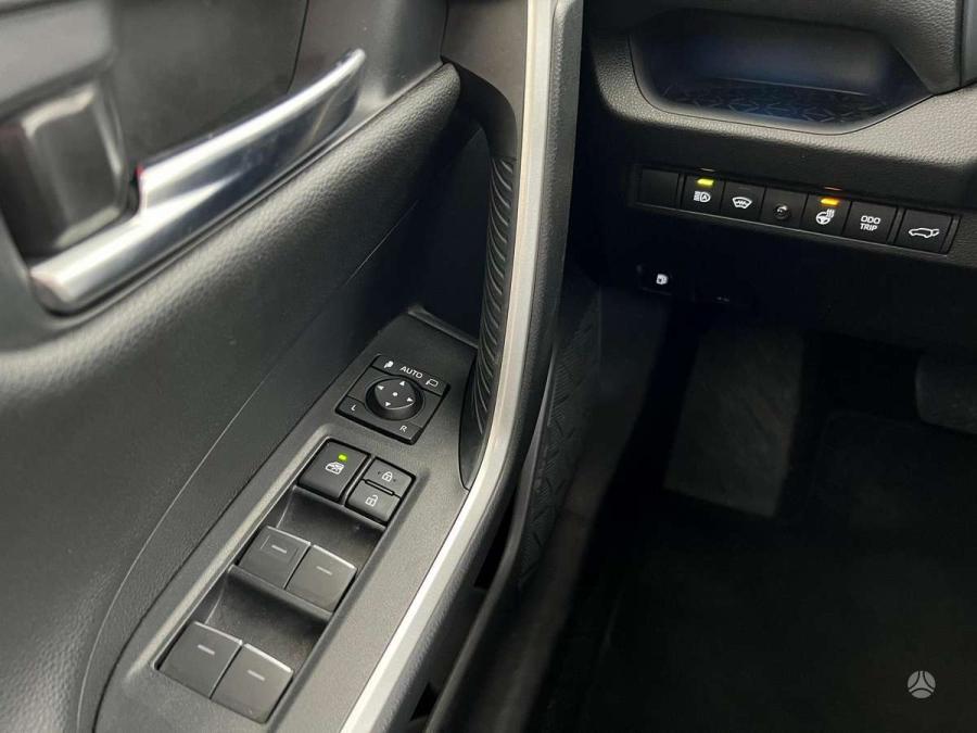 Pelēks Toyota RAV4 2023 Viļņa, ar dzinēja tilpumu 2.49 L un nobraukumu 69 tūkst. km par 39000 €, foto 24 vietnē AUTOMOTO.COM.LV