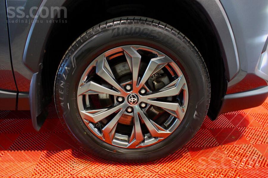 Grey Toyota RAV4 2023 in Riga, with an engine capacity of 2.50 L and mileage of 81 thousand km for 31500 €, photo 36 on AUTOMOTO.COM.LV