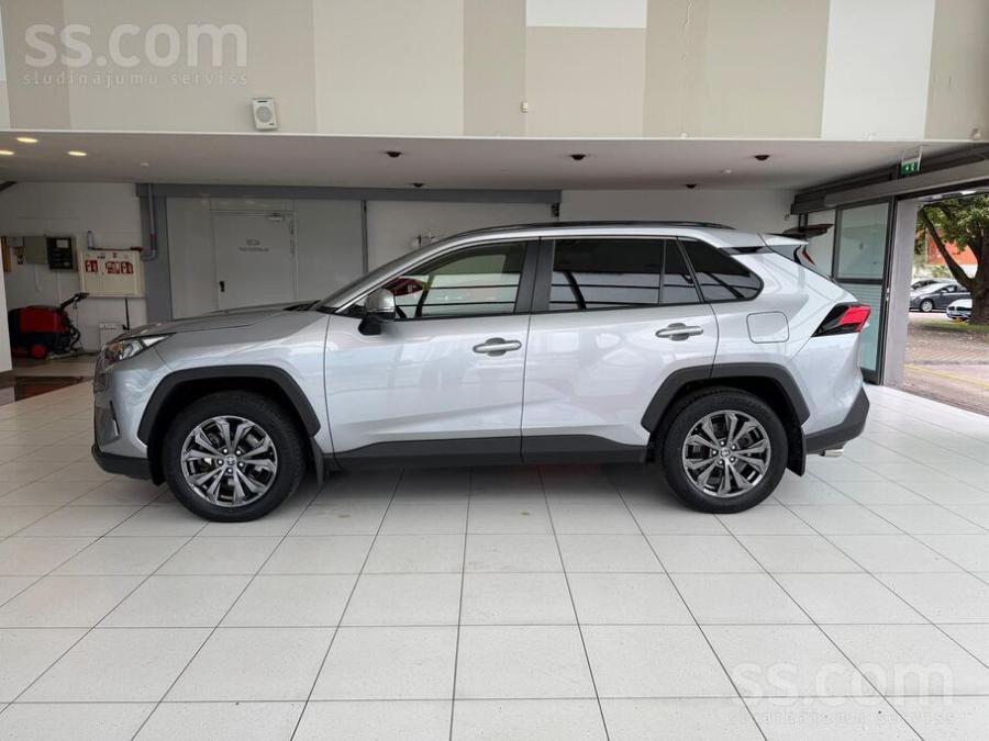 Pelēks Toyota RAV4 2023 Rīga, ar dzinēja tilpumu 2.50 L un nobraukumu 112 tūkst. km par 32500 €, foto 6 vietnē AUTOMOTO.COM.LV