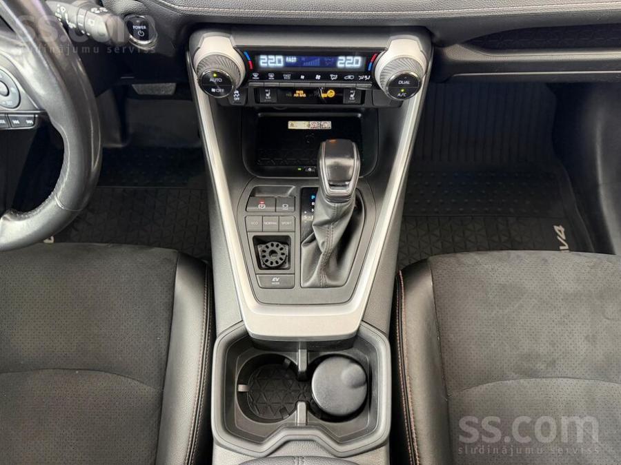 Pelēks Toyota RAV4 2023 Rīga, ar dzinēja tilpumu 2.50 L un nobraukumu 112 tūkst. km par 32500 €, foto 20 vietnē AUTOMOTO.COM.LV