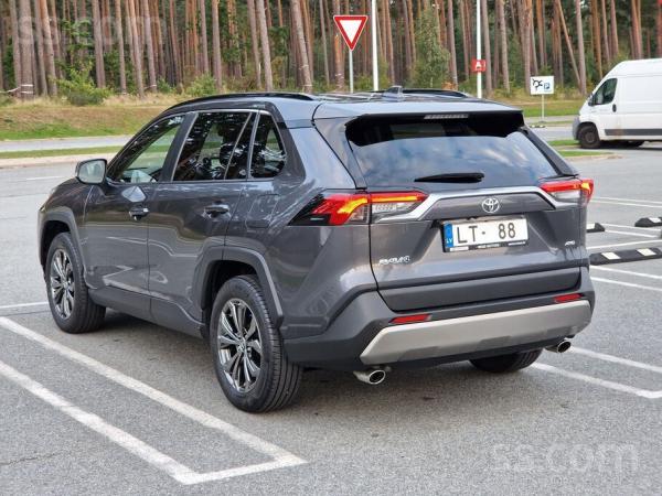Grey Toyota RAV4 2023 in Riga, with an engine capacity of 2.00 L and mileage of 54 thousand km for 30500 €, photo 7 on AUTOMOTO.COM.LV