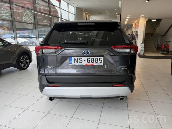 Grey Toyota RAV4 2023 in Riga, with an engine capacity of 2.50 L and mileage of 29 thousand km for 38500 €, photo 5 on AUTOMOTO.COM.LV