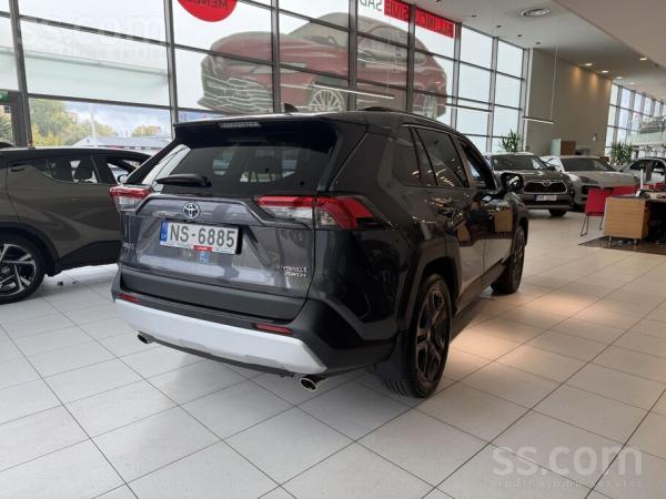Grey Toyota RAV4 2023 in Riga, with an engine capacity of 2.50 L and mileage of 29 thousand km for 38500 €, photo 6 on AUTOMOTO.COM.LV
