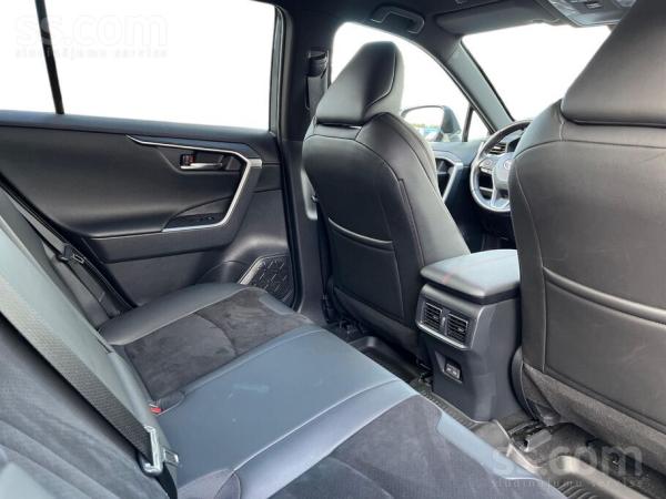 Grey Toyota RAV4 2023 in Riga, with an engine capacity of 2.50 L and mileage of 45 thousand km for 40990 €, photo 8 on AUTOMOTO.COM.LV