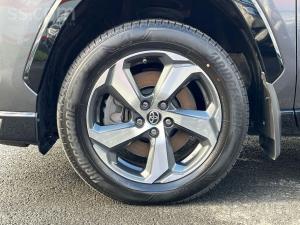 Pelēks Toyota RAV4 2023 Rīga, ar dzinēja tilpumu 2.50 L un nobraukumu 45 tūkst. km par 40990 €, foto 24 vietnē AUTOMOTO.COM.LV