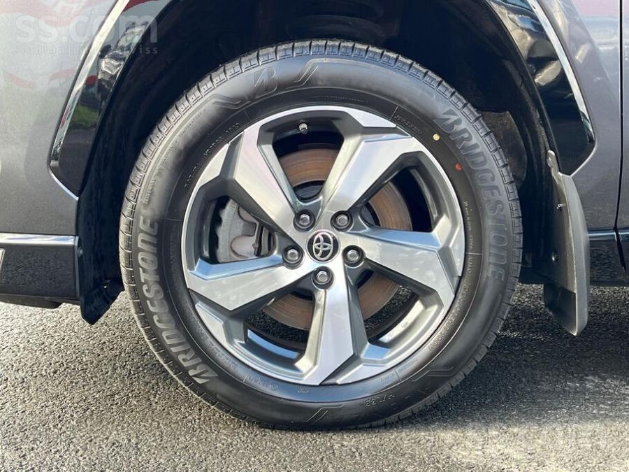 Pelēks Toyota RAV4 2023 Rīga, ar dzinēja tilpumu 2.50 L un nobraukumu 45 tūkst. km par 40990 €, foto 24 vietnē AUTOMOTO.COM.LV