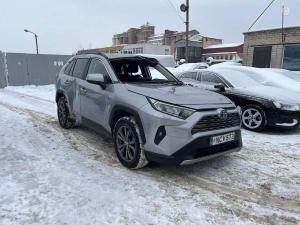 Pelēks Toyota RAV4 2024 Kauņa, ar dzinēja tilpumu 2.49 L un nobraukumu 62 tūkst. km par 9900 €, foto  vietnē AUTOMOTO.COM.LV