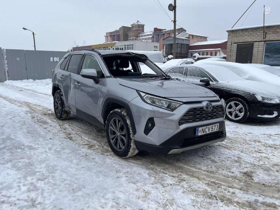Pelēks Toyota RAV4 2024 Kauņa, ar dzinēja tilpumu 2.49 L un nobraukumu 62 tūkst. km par 9900 €, foto 1 vietnē AUTOMOTO.COM.LV