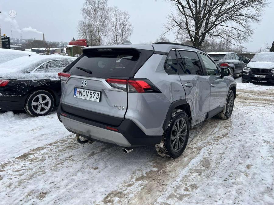 Pelēks Toyota RAV4 2024 Kauņa, ar dzinēja tilpumu 2.49 L un nobraukumu 62 tūkst. km par 9900 €, foto 3 vietnē AUTOMOTO.COM.LV