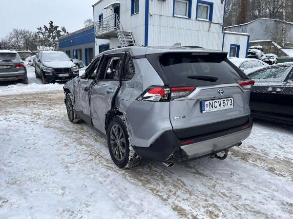 Grey Toyota RAV4 2024 in Kaunas, with an engine capacity of 2.49 L and mileage of 62 thousand km for 9900 €, photo 4 on AUTOMOTO.COM.LV