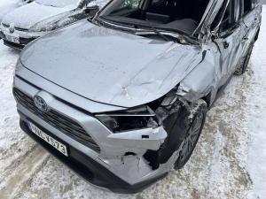 Pelēks Toyota RAV4 2024 Kauņa, ar dzinēja tilpumu 2.49 L un nobraukumu 62 tūkst. km par 9900 €, foto 5 vietnē AUTOMOTO.COM.LV