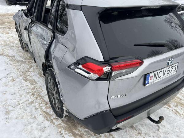 Grey Toyota RAV4 2024 in Kaunas, with an engine capacity of 2.49 L and mileage of 62 thousand km for 9900 €, photo 8 on AUTOMOTO.COM.LV