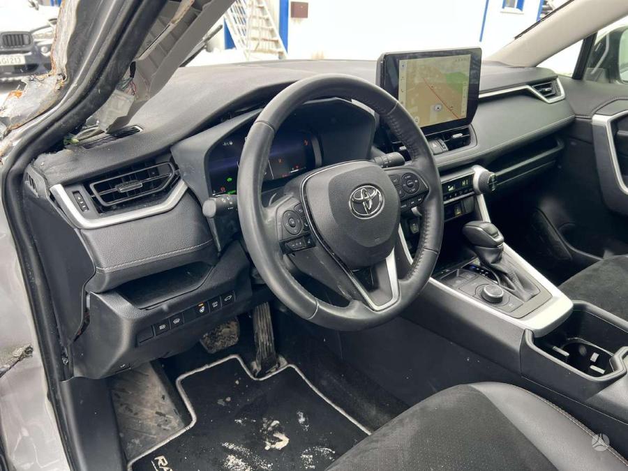Pelēks Toyota RAV4 2024 Kauņa, ar dzinēja tilpumu 2.49 L un nobraukumu 62 tūkst. km par 9900 €, foto 20 vietnē AUTOMOTO.COM.LV