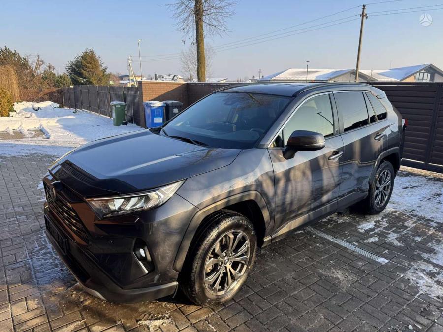 Grey Toyota RAV4 2024 in Marijampole, with an engine capacity of 2.49 L and mileage of 43 thousand km for 32990 €, photo 1 on AUTOMOTO.COM.LV