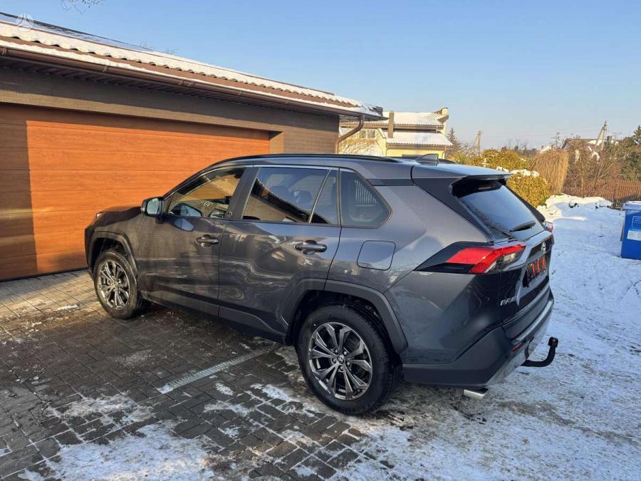 Grey Toyota RAV4 2024 in Marijampole, with an engine capacity of 2.49 L and mileage of 43 thousand km for 32990 €, photo 3 on AUTOMOTO.COM.LV