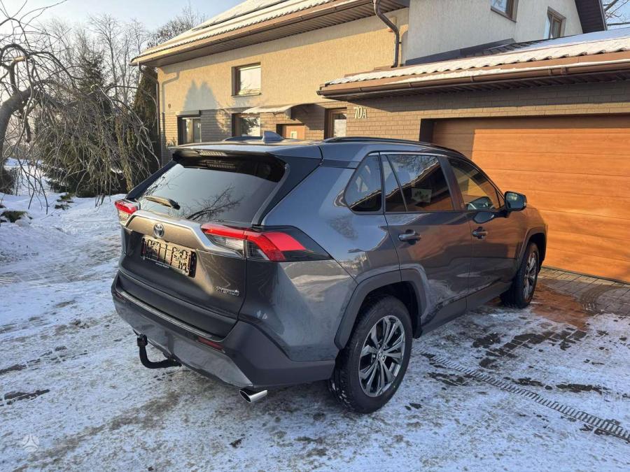 Grey Toyota RAV4 2024 in Marijampole, with an engine capacity of 2.49 L and mileage of 43 thousand km for 32990 €, photo 5 on AUTOMOTO.COM.LV